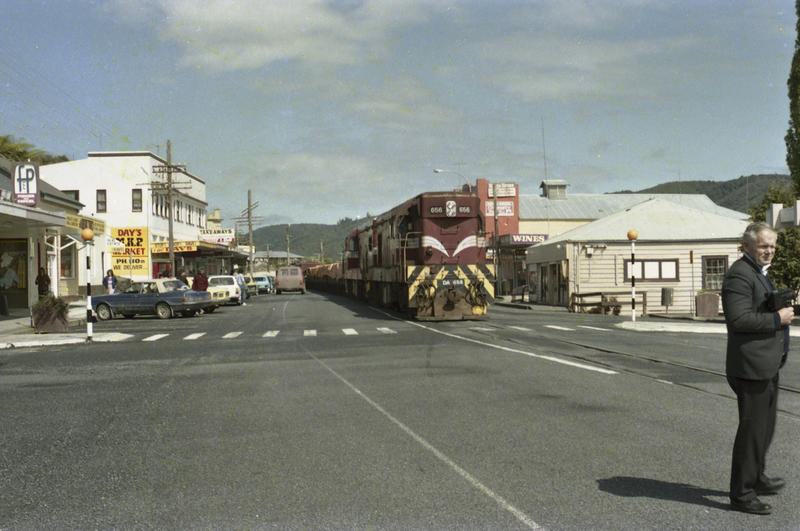Photograph of two DA locomotives in Kawakawa - Museum of Transport and ...