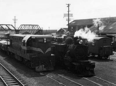 Diesel locomotive Da 1400 with goods train alongside Wab 770, Newmarket ...