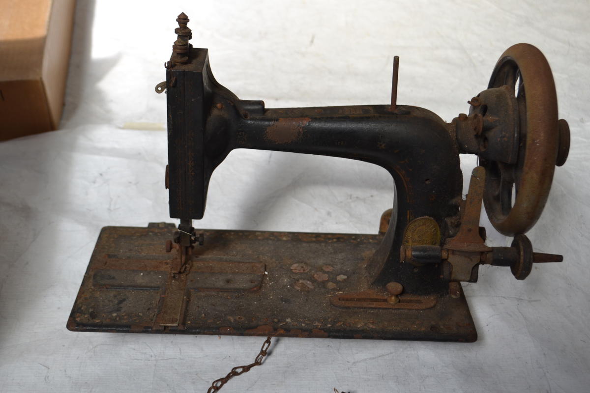 Sewing Machine [Superba-D] - Museum of Transport and Technology, New ...