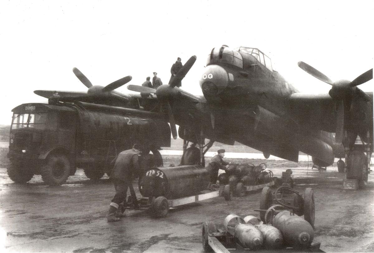 Loading a Lancaster with bombs and fuel - Museum of Transport and ...