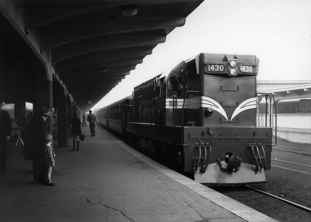 Diesel locomotive Da 1430 with passenger train, Auckland 1957 - Museum ...