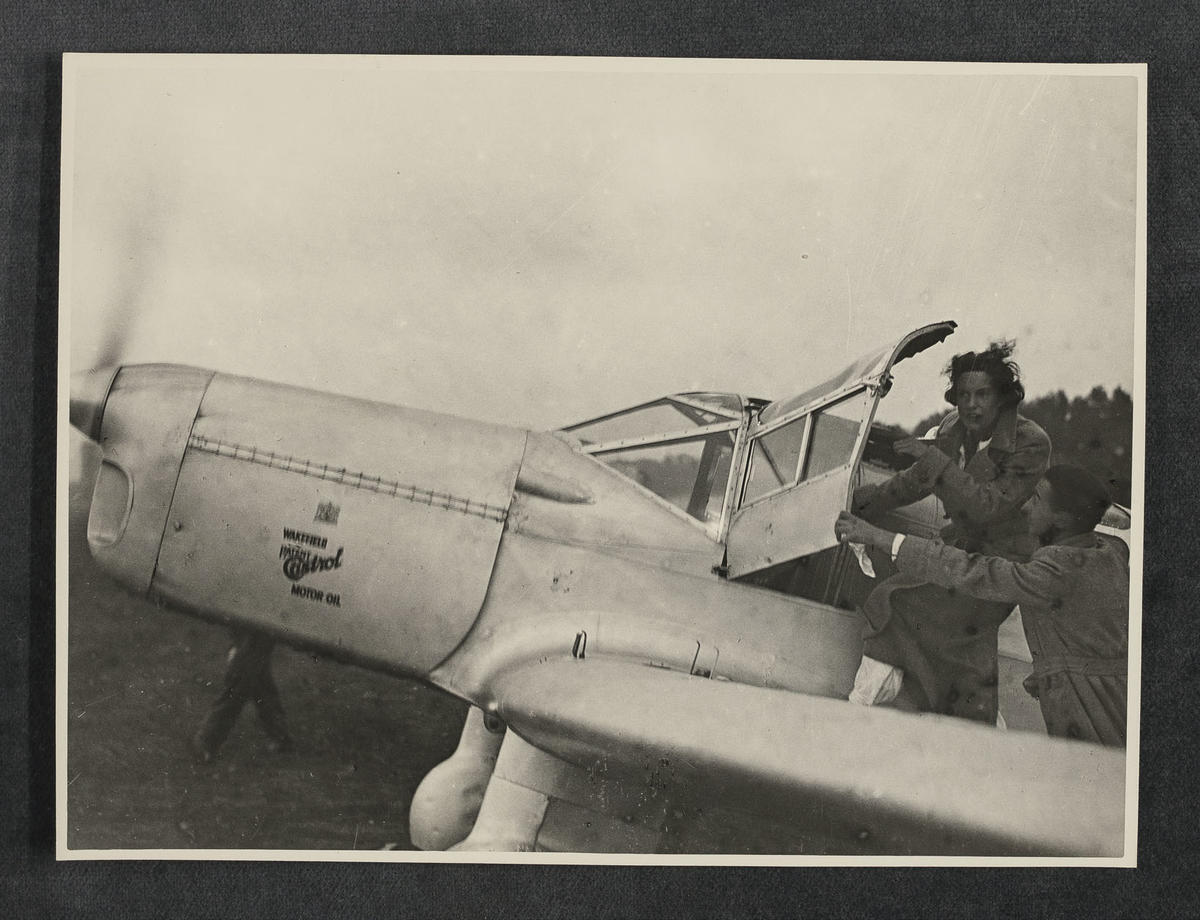 [Jean Batten at the cockpit door of G-ADPR after the Australia-England ...